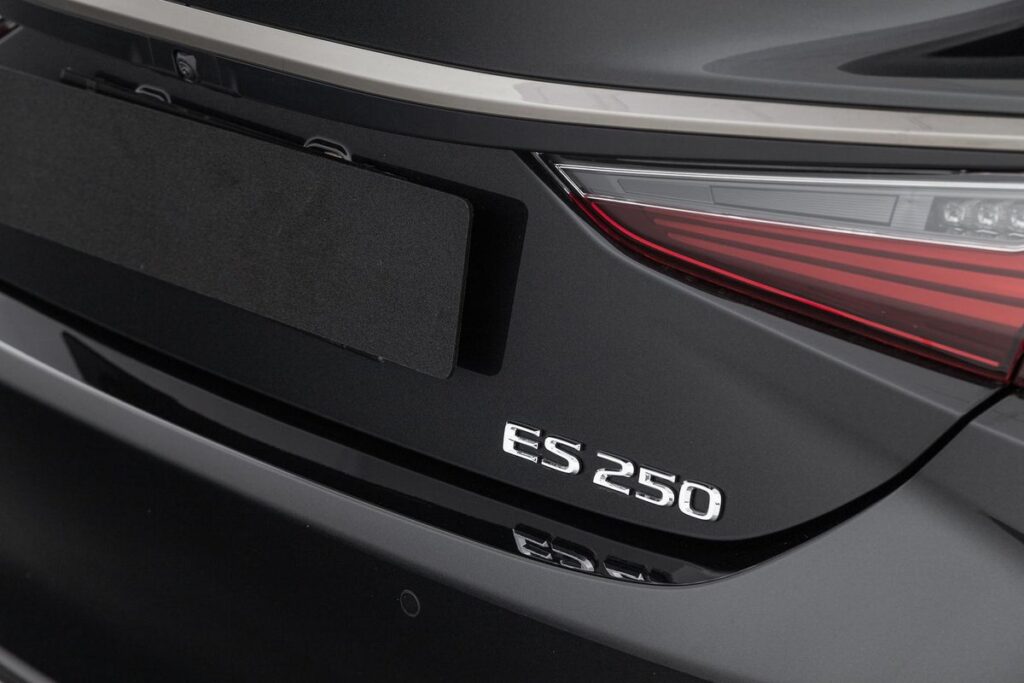 Giá xe Lexus ES250 F Sport và đánh giá chi tiết