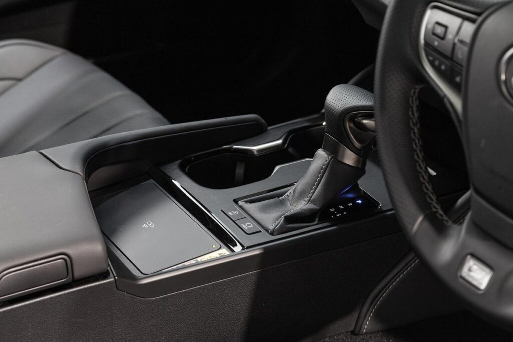 Giá xe Lexus ES250 F Sport và đánh giá chi tiết