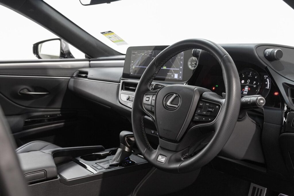 Giá xe Lexus ES250 F Sport và đánh giá chi tiết