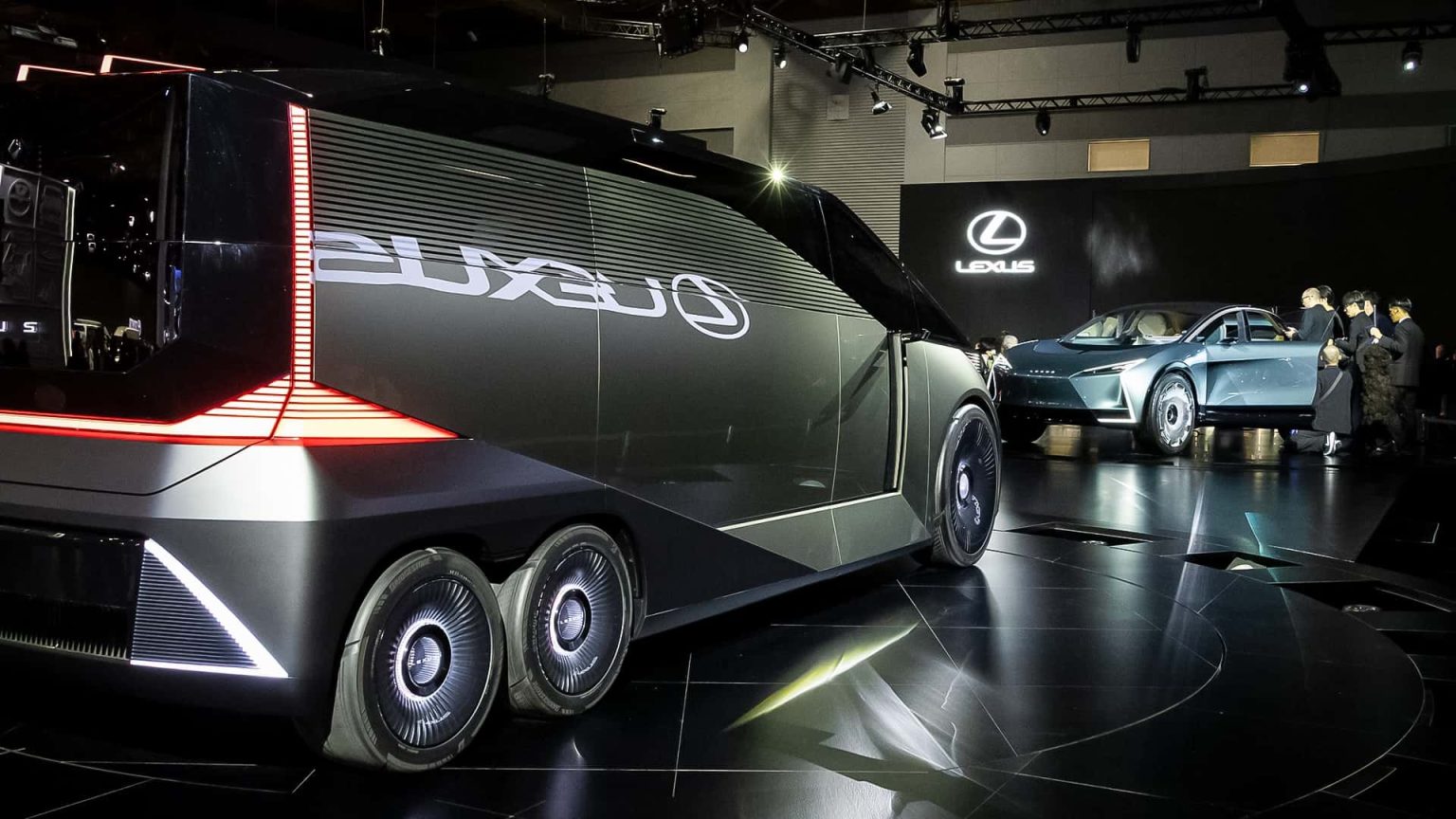 JMS 2025: Chiếc Lexus LS Concept 6 bánh - Một cảnh tượng đáng chiêm ngưỡng